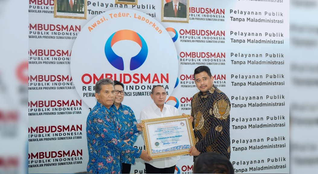 Wali Kota Medan Terima Penghargaan Predikat Kepatuhan Standar Pelayanan Publik 2022