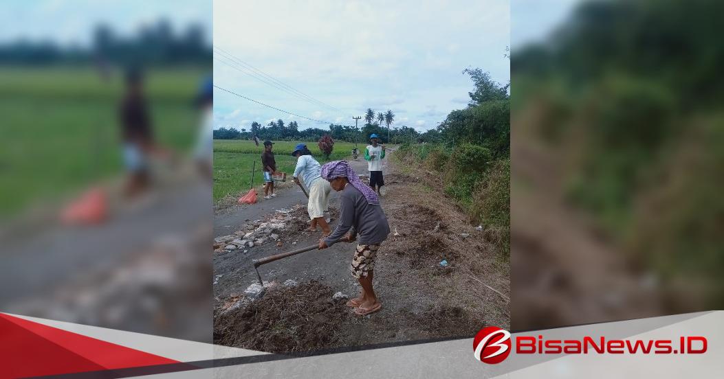 Warga Suka Raja Gotong Royong Perbaiki Jalan