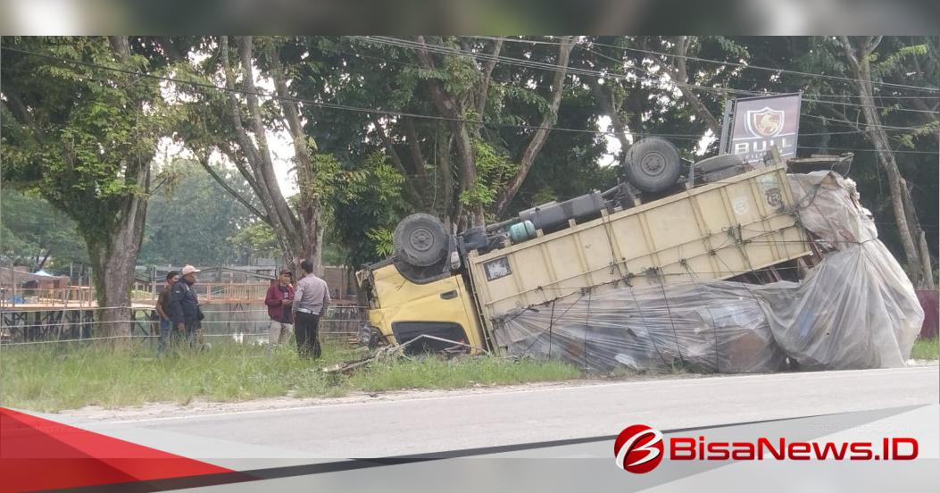 Gegara Elakkan Fuso, Colt Diesel Bermuatan Furnitur Terguling