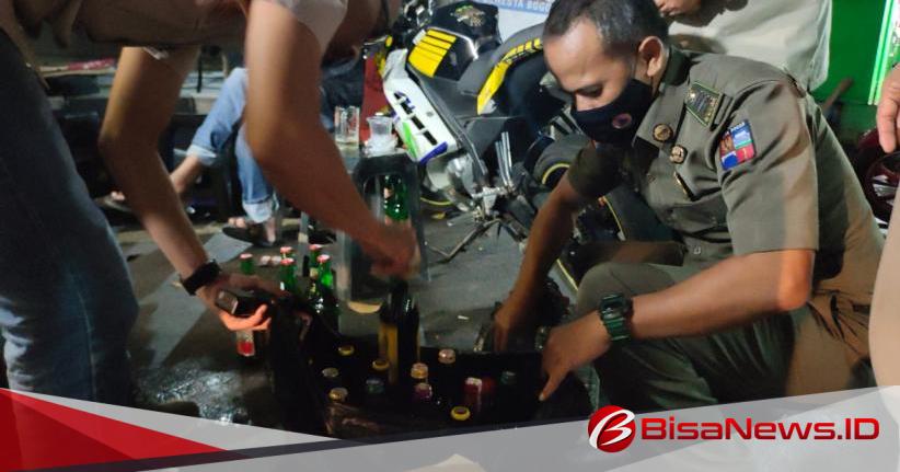 Ratusan Botol Miras Ilegal Disita Petugas Dari Warung Pinggir Jalan