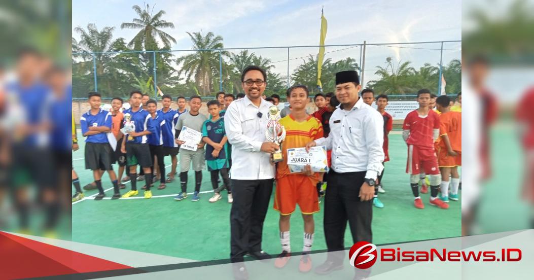 Wabup Oky Serahkan Trofi Kepada Pemenang Turnamen Futsal