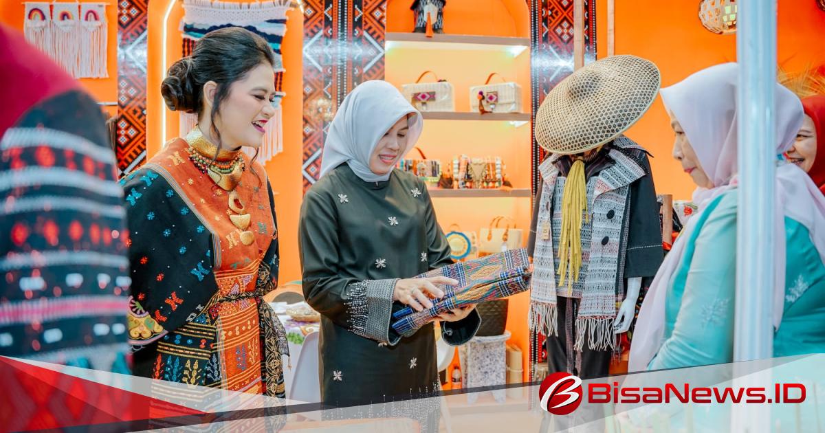 Ibu Negara Kunjungi Stan Dekranasda Medan Usai Resmikan KriyaNusa