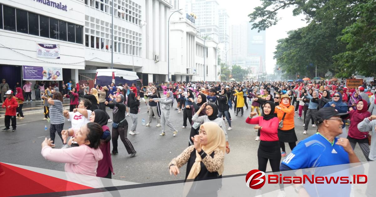 CFD Medan : Meski Diguyur Hujan Warga Tetap Antusias