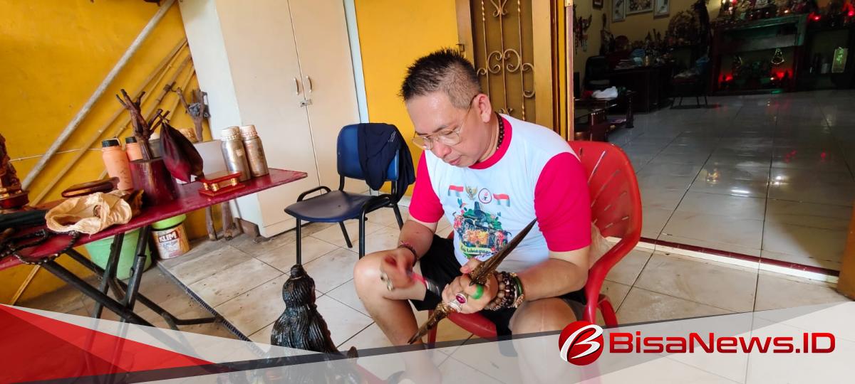 Bulan Suro, Wong Chun Sen Cuci Ratusan Keris Dan Benda Pusaka